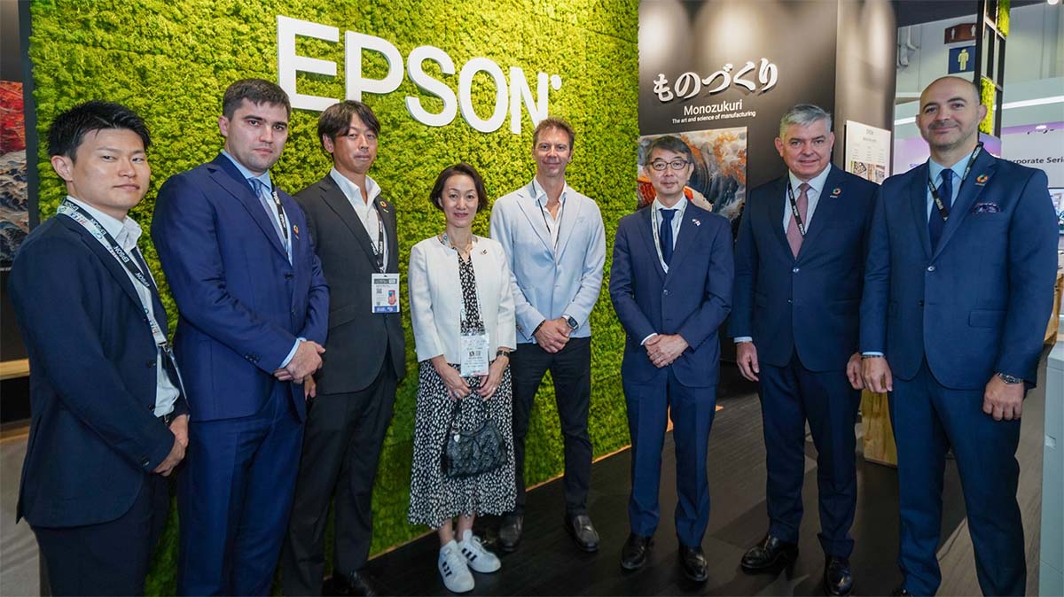 وفد من القنصلية اليابانية في دبي يزور جناح شركة إبسون في جيتكس جلوبال ...